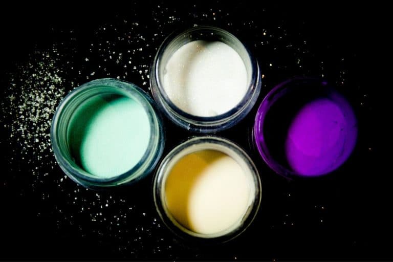 A Guide to Applying Chrome Powder to Dip Nails - makeuprestart.com